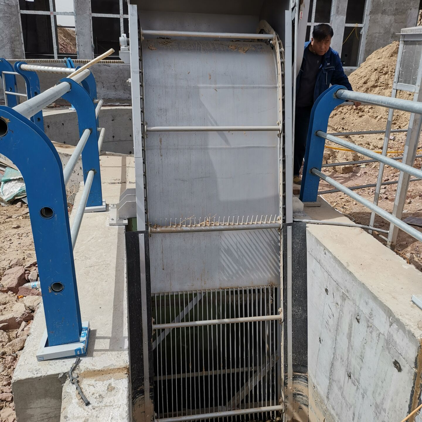 Top Quality Mechanically Raked Bar Screen | HLBF Wastewater Screening ...